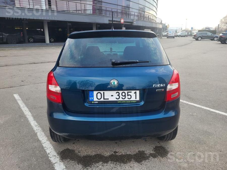 Zils Skoda Fabia 2012 Rīga, ar dzinēja tilpumu 1.60 L un nobraukumu 245 tūkst. km par 3400 €, foto 5 vietnē AUTOMOTO.COM.LV