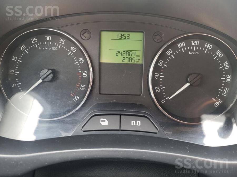 Zils Skoda Fabia 2012 Rīga, ar dzinēja tilpumu 1.60 L un nobraukumu 245 tūkst. km par 3400 €, foto 15 vietnē AUTOMOTO.COM.LV