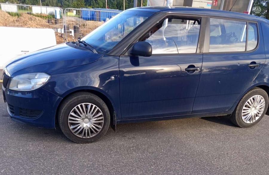 Blue Skoda Fabia 2012 in Sirvintos, with an engine capacity of 1.20 L and mileage of 190 thousand km for 1150 €, photo 1 on AUTOMOTO.COM.LV
