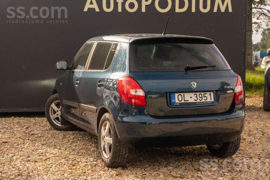 Zils Skoda Fabia 2012 Rīga, ar dzinēja tilpumu 1.60 L un nobraukumu 253 tūkst. km par 2990 €, foto 3 vietnē AUTOMOTO.COM.LV