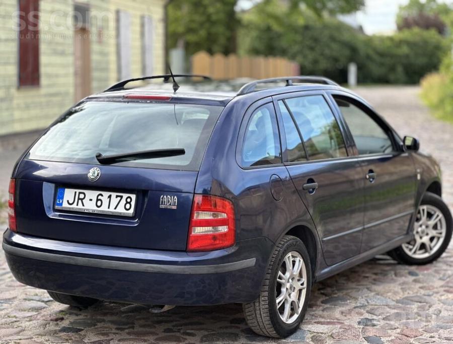 Zils Skoda Fabia 2002 Jelgava, ar dzinēja tilpumu 1.90 L un nobraukumu 247 tūkst. km par 1400 €, foto 3 vietnē AUTOMOTO.COM.LV