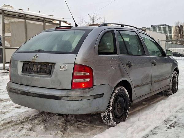 Zils Skoda Fabia 2005 Viļņa, ar dzinēja tilpumu 1.42 L un nobraukumu 306 tūkst. km par 350 €, foto 3 vietnē AUTOMOTO.COM.LV