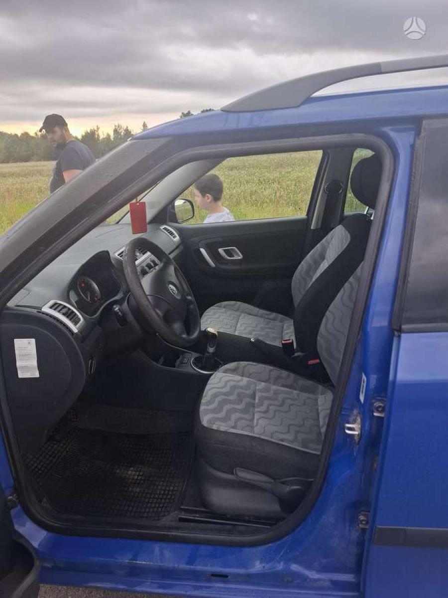 Blue Skoda Fabia 2008 in Vilnius, with an engine capacity of 1.20 L and mileage of 207 thousand km for 1500 €, photo 6 on AUTOMOTO.COM.LV
