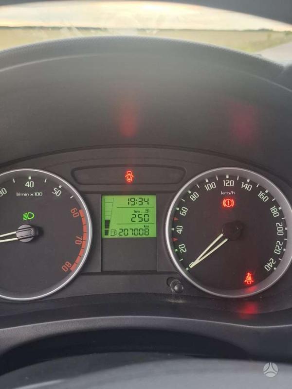 Zils Skoda Fabia 2008 Viļņa, ar dzinēja tilpumu 1.20 L un nobraukumu 207 tūkst. km par 1500 €, foto 9 vietnē AUTOMOTO.COM.LV