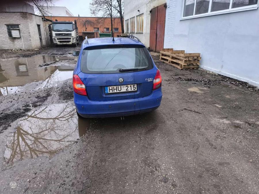 Blue Skoda Fabia 2009 in Panevezys, with an engine capacity of 1.42 L and mileage of 352 thousand km for 990 €, photo 3 on AUTOMOTO.COM.LV
