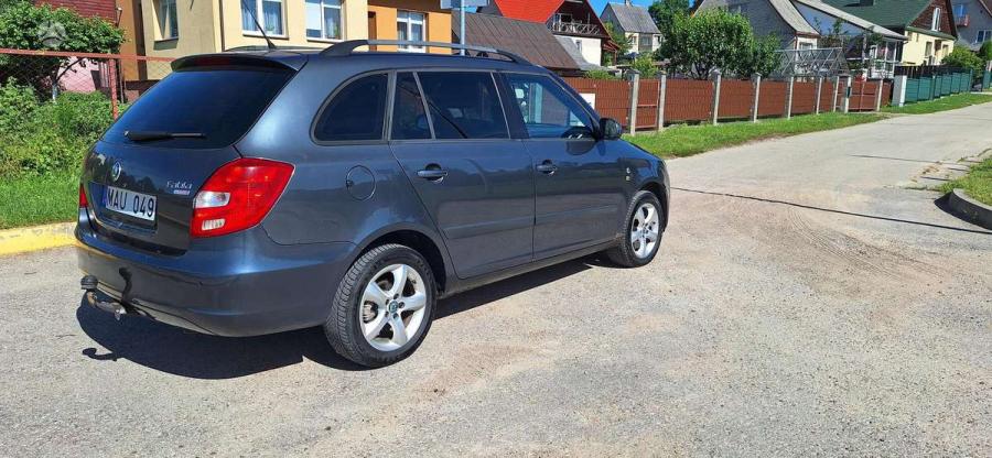 Zils Skoda Fabia 2009 Vievis, ar dzinēja tilpumu 1.90 L un nobraukumu 284 tūkst. km par 1800 €, foto 27 vietnē AUTOMOTO.COM.LV