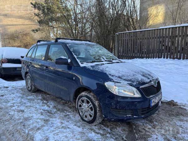 Zils Skoda Fabia 2012 Rīga, ar dzinēja tilpumu 1.60 L un nobraukumu 395 tūkst. km par 1600 €, foto 1 vietnē AUTOMOTO.COM.LV