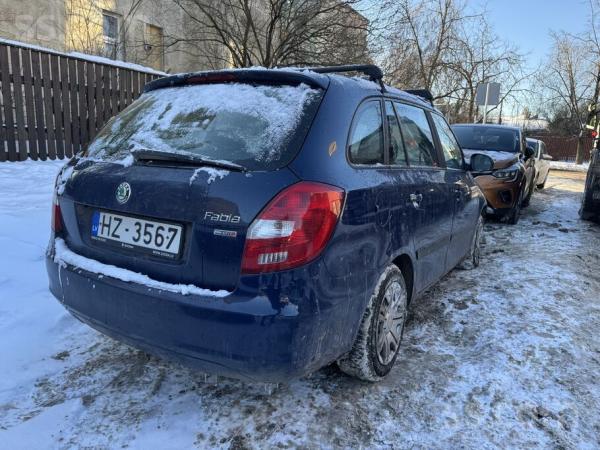 Zils Skoda Fabia 2012 Rīga, ar dzinēja tilpumu 1.60 L un nobraukumu 395 tūkst. km par 1600 €, foto 2 vietnē AUTOMOTO.COM.LV