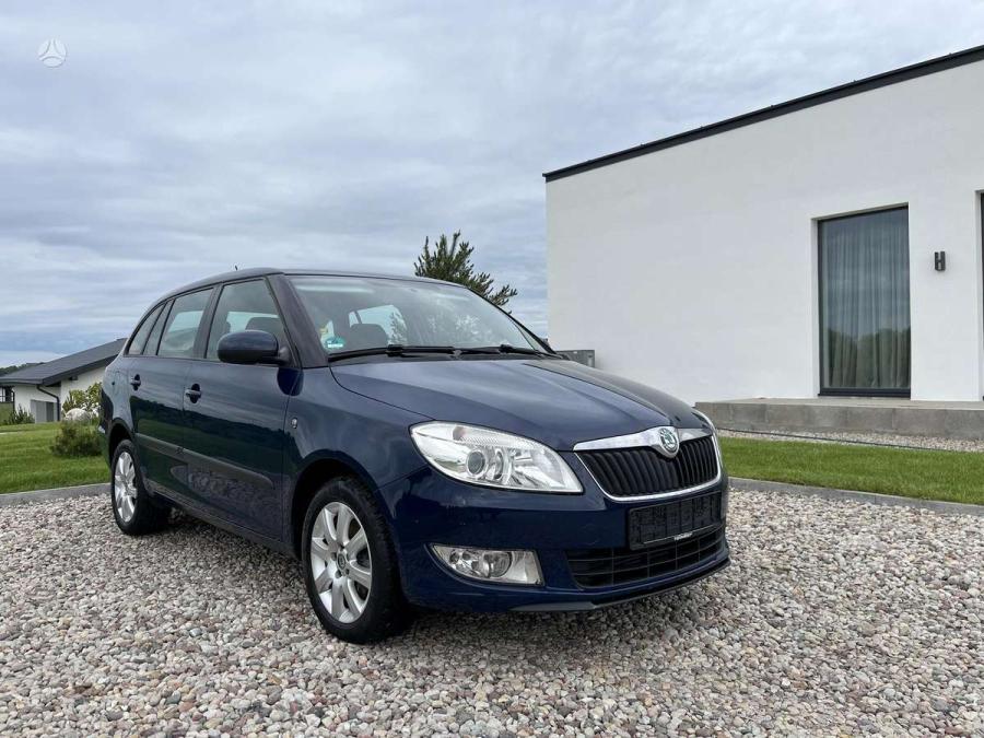 Blue Skoda Fabia 2012 in Alytus, with an engine capacity of 1.60 L and mileage of 244 thousand km for 2999 €, photo 1 on AUTOMOTO.COM.LV