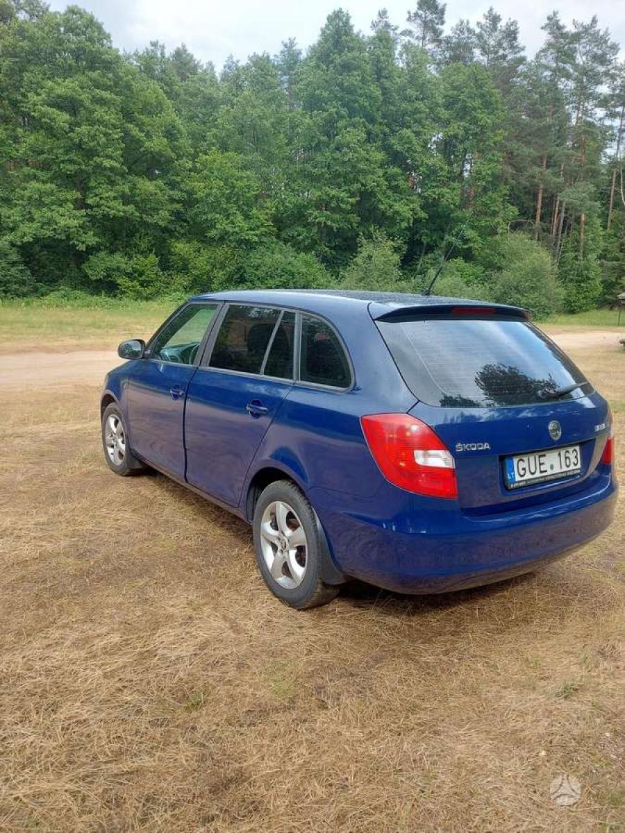 Zils Skoda Fabia 2013 Viļņa, ar dzinēja tilpumu 1.60 L un nobraukumu 306 tūkst. km par 2500 €, foto 3 vietnē AUTOMOTO.COM.LV
