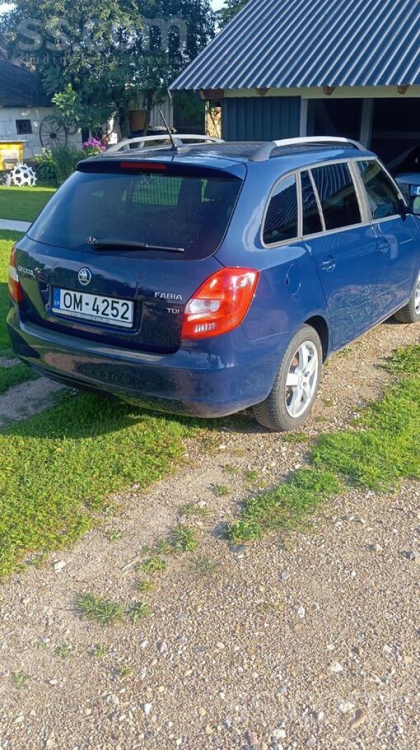 Zils Skoda Fabia 2013 Krāslava, ar dzinēja tilpumu 1.60 L un nobraukumu 287 tūkst. km par 3500 €, foto 3 vietnē AUTOMOTO.COM.LV