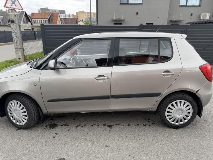 Brown Skoda Fabia 2007 in Kaunas, with an engine capacity of 1.40 L and mileage of 287 thousand km for 1350 €, photo 8 on AUTOMOTO.COM.LV
