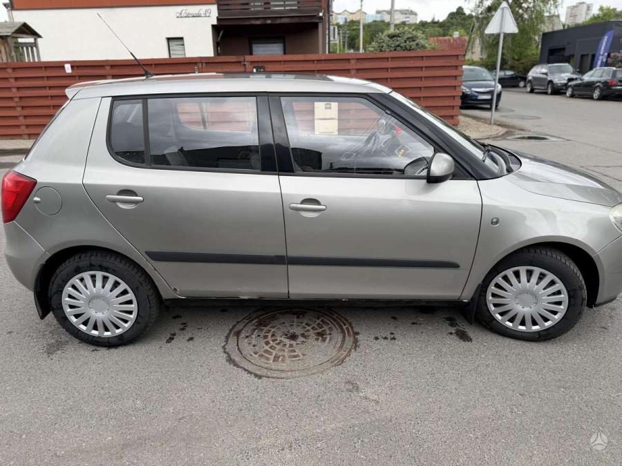 Brown Skoda Fabia 2007 in Kaunas, with an engine capacity of 1.42 L and mileage of 287 thousand km for 770 €, photo 5 on AUTOMOTO.COM.LV