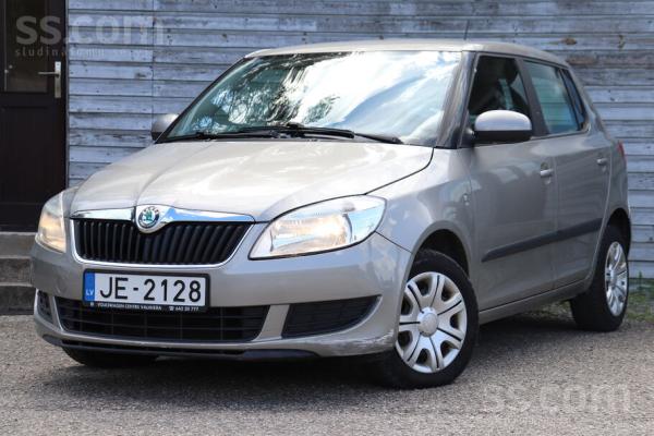 Brown Skoda Fabia 2013 in Valmiera, with an engine capacity of 1.40 L and mileage of 157 thousand km for 2500 €, photo 1 on AUTOMOTO.COM.LV