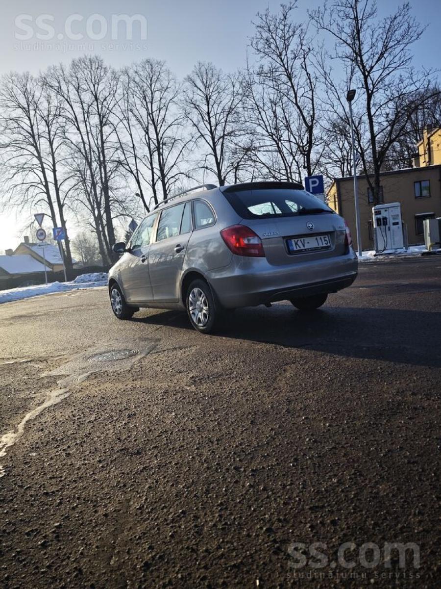 Brown Skoda Fabia 2014 in Riga, with an engine capacity of 1.60 L and mileage of 166 thousand km for 2950 €, photo 4 on AUTOMOTO.COM.LV