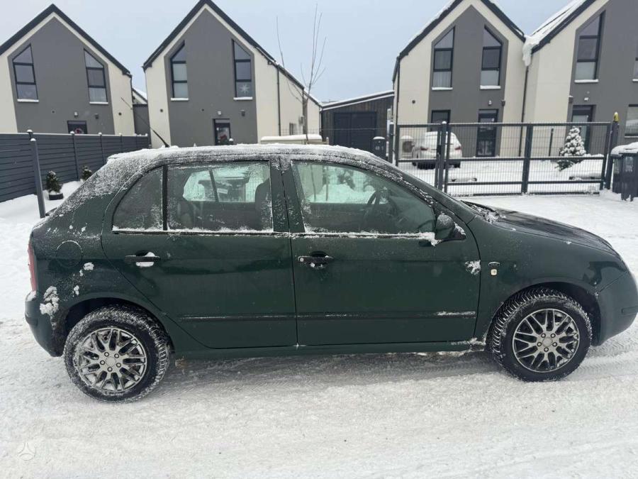 Green Skoda Fabia 2000 in Vilnius, with an engine capacity of 1.40 L and mileage of 407 thousand km for 400 €, photo 6 on AUTOMOTO.COM.LV