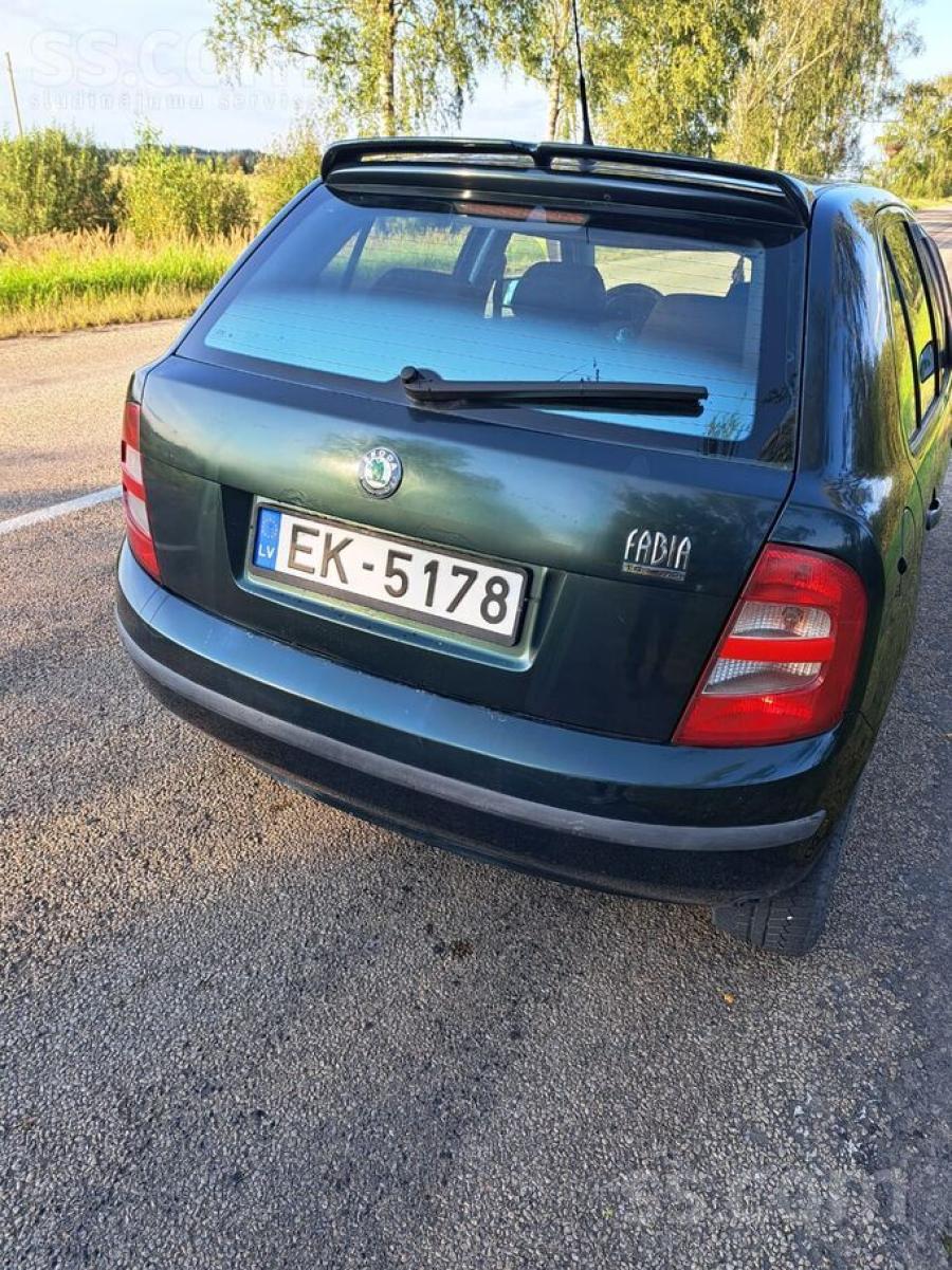 Green Skoda Fabia 2002 in Valmiera, with an engine capacity of 1.40 L and mileage of 229 thousand km for 1000 €, photo 2 on AUTOMOTO.COM.LV