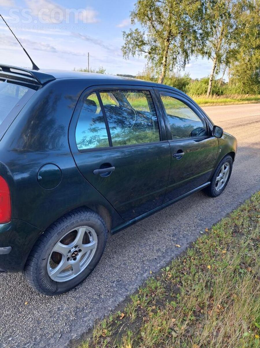 Green Skoda Fabia 2002 in Valmiera, with an engine capacity of 1.40 L and mileage of 229 thousand km for 1000 €, photo 4 on AUTOMOTO.COM.LV