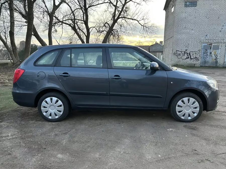 Green Skoda Fabia 2009 in Grobiņa, with an engine capacity of 1.60 L and mileage of 183 thousand km for 2700 €, photo 5 on AUTOMOTO.COM.LV