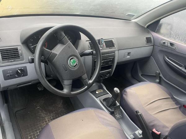 Pelēks Skoda Fabia 2000 Viļņa, ar dzinēja tilpumu 1.40 L un nobraukumu 267 tūkst. km par 350 €, foto 3 vietnē AUTOMOTO.COM.LV