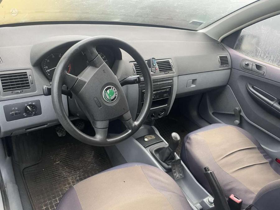 Pelēks Skoda Fabia 2000 Viļņa, ar dzinēja tilpumu 1.40 L un nobraukumu 267 tūkst. km par 350 €, foto 3 vietnē AUTOMOTO.COM.LV