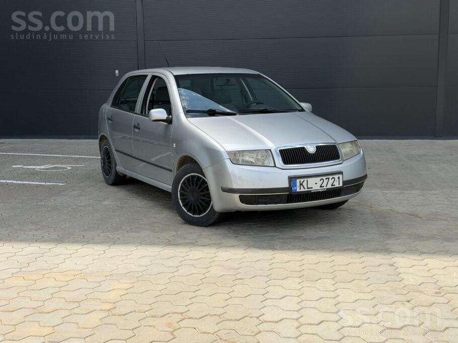 Grey Skoda Fabia 2000 in Riga, with an engine capacity of 1.40 L and mileage of 400 thousand km for 1200 €, photo 1 on AUTOMOTO.COM.LV