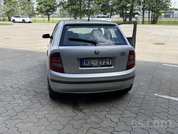 Pelēks Skoda Fabia 2000 Rīga, ar dzinēja tilpumu 1.40 L un nobraukumu 400 tūkst. km par 1200 €, foto 3 vietnē AUTOMOTO.COM.LV