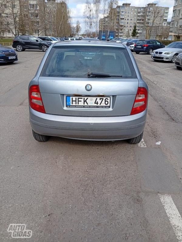 Pelēks Skoda Fabia 2002 Kauņa, ar dzinēja tilpumu 1.40 L un nobraukumu 190 tūkst. km par 300 €, foto 4 vietnē AUTOMOTO.COM.LV