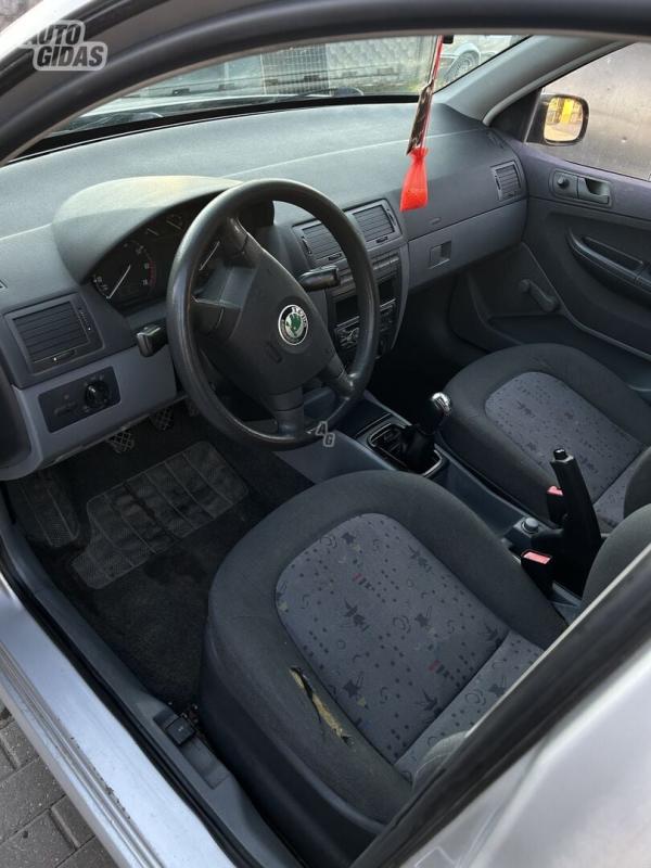 Pelēks Skoda Fabia 2003 Kauņa, ar dzinēja tilpumu 1.40 L un nobraukumu 230 tūkst. km par 600 €, foto 3 vietnē AUTOMOTO.COM.LV