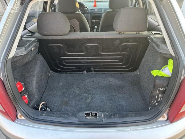 Pelēks Skoda Fabia 2003 Kauņa, ar dzinēja tilpumu 1.40 L un nobraukumu 230 tūkst. km par 600 €, foto 5 vietnē AUTOMOTO.COM.LV