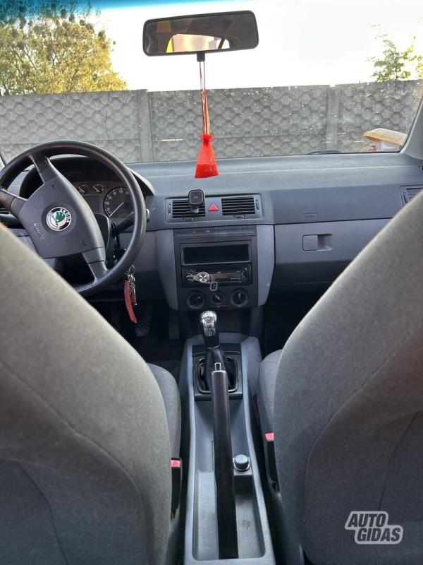 Pelēks Skoda Fabia 2003 Kauņa, ar dzinēja tilpumu 1.40 L un nobraukumu 230 tūkst. km par 600 €, foto 7 vietnē AUTOMOTO.COM.LV