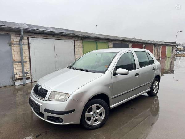 Grey Skoda Fabia 2005 in Kaunas, with an engine capacity of 1.39 L and mileage of 220 thousand km for 1150 €, photo 1 on AUTOMOTO.COM.LV