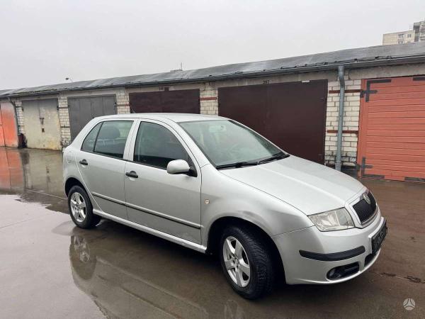 Grey Skoda Fabia 2005 in Kaunas, with an engine capacity of 1.39 L and mileage of 220 thousand km for 1150 €, photo 3 on AUTOMOTO.COM.LV