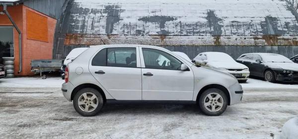 Pelēks Skoda Fabia 2005 Valmiera, ar dzinēja tilpumu 1.40 L un nobraukumu 263 tūkst. km par 880 €, foto 2 vietnē AUTOMOTO.COM.LV