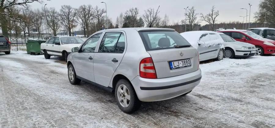 Pelēks Skoda Fabia 2005 Valmiera, ar dzinēja tilpumu 1.40 L un nobraukumu 263 tūkst. km par 880 €, foto 5 vietnē AUTOMOTO.COM.LV