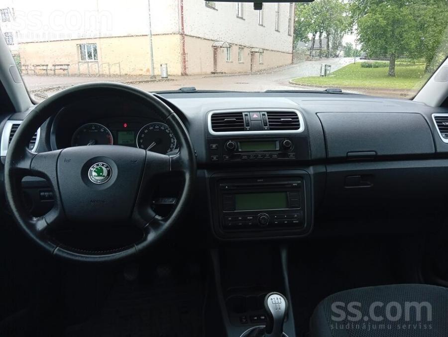 Grey Skoda Fabia 2007 in Riga, with an engine capacity of 1.60 L and mileage of 200 thousand km for 1600 €, photo 6 on AUTOMOTO.COM.LV