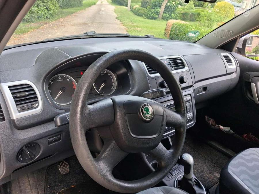 Grey Skoda Fabia 2009 in Siauliai, with an engine capacity of 1.42 L and mileage of 213 thousand km for 2500 €, photo 12 on AUTOMOTO.COM.LV