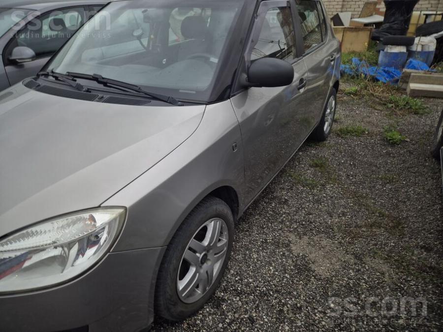 Grey Skoda Fabia 2009 in Daugavpils, with an engine capacity of 1.20 L and mileage of 93 thousand km for 2500 €, photo 4 on AUTOMOTO.COM.LV