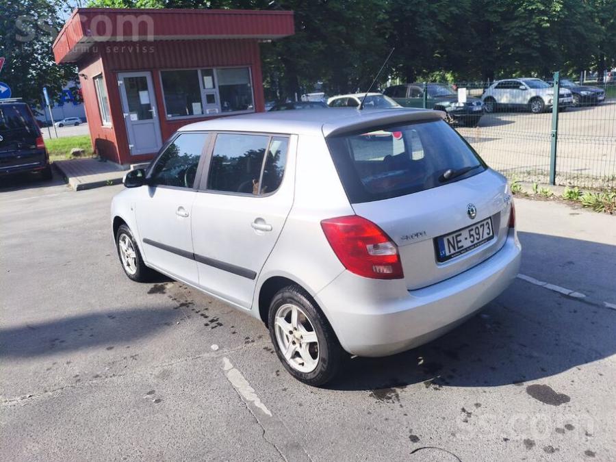 Grey Skoda Fabia 2010 in Riga, with an engine capacity of 1.60 L and mileage of 222 thousand km for 1150 €, photo 1 on AUTOMOTO.COM.LV
