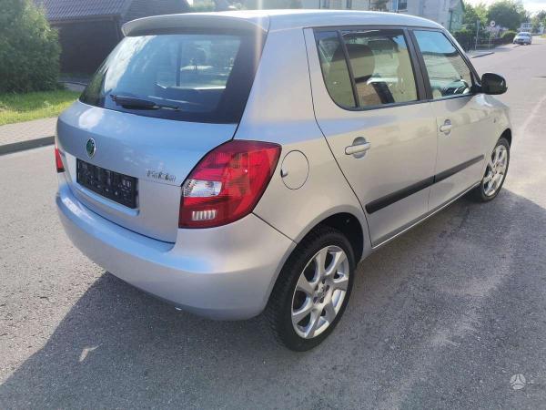 Grey Skoda Fabia 2011 in Varena, with an engine capacity of 1.20 L and mileage of 197 thousand km for 3750 €, photo 4 on AUTOMOTO.COM.LV