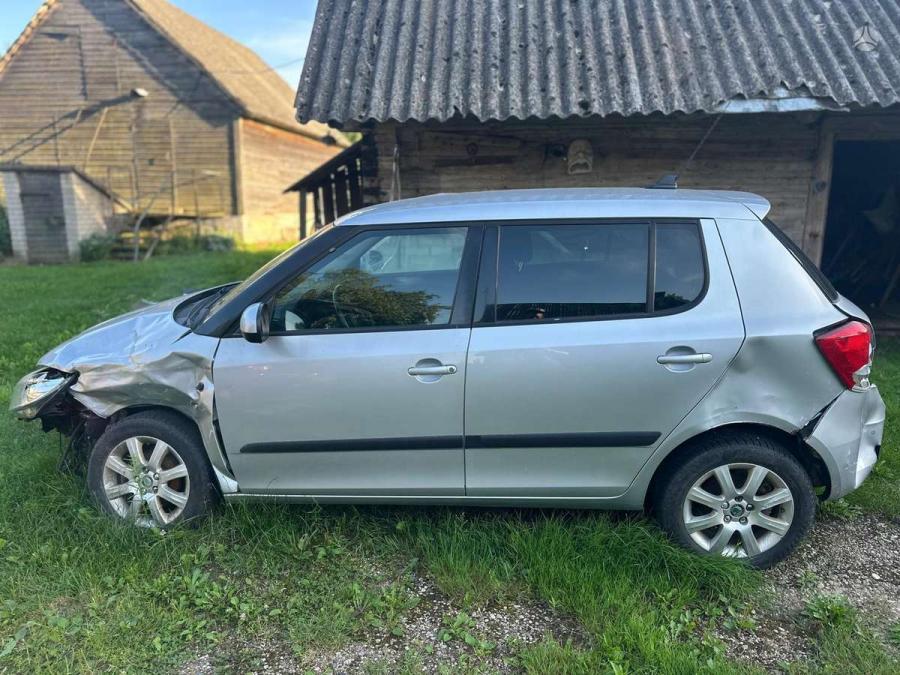 Pelēks Skoda Fabia 2011 Kazlų Rūda, ar dzinēja tilpumu 1.60 L un nobraukumu 230 tūkst. km par 700 €, foto 3 vietnē AUTOMOTO.COM.LV