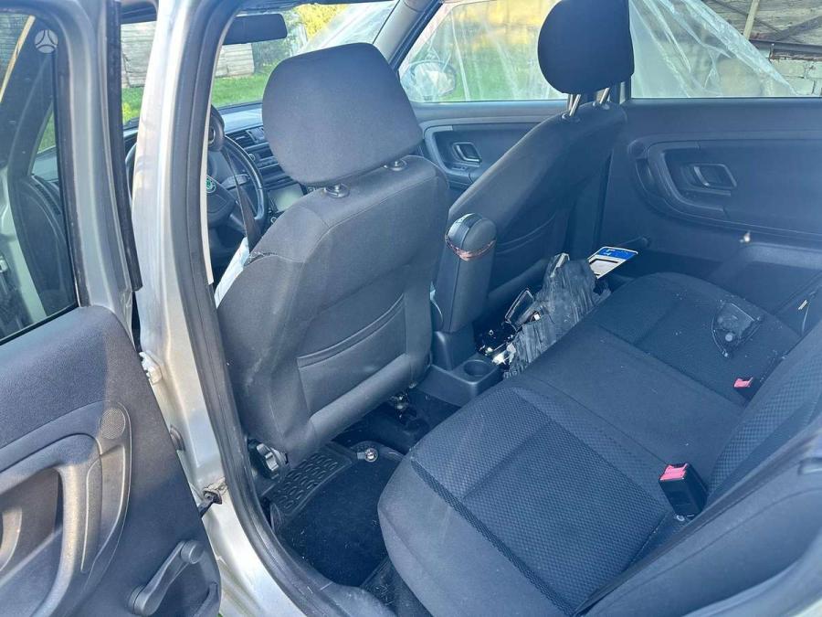 Pelēks Skoda Fabia 2011 Kazlų Rūda, ar dzinēja tilpumu 1.60 L un nobraukumu 230 tūkst. km par 700 €, foto 7 vietnē AUTOMOTO.COM.LV