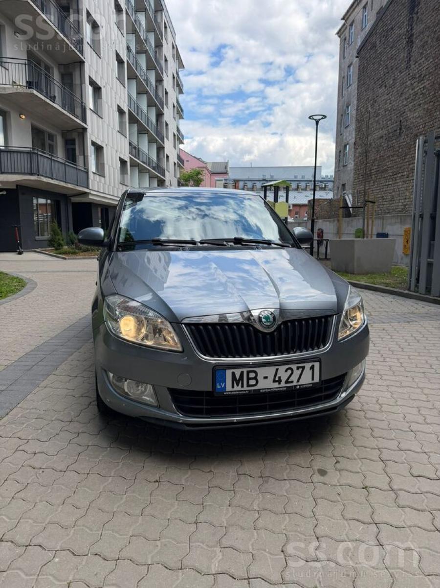 Grey Skoda Fabia 2012 in Riga, with an engine capacity of 1.60 L and mileage of 288 thousand km for 2300 €, photo 1 on AUTOMOTO.COM.LV