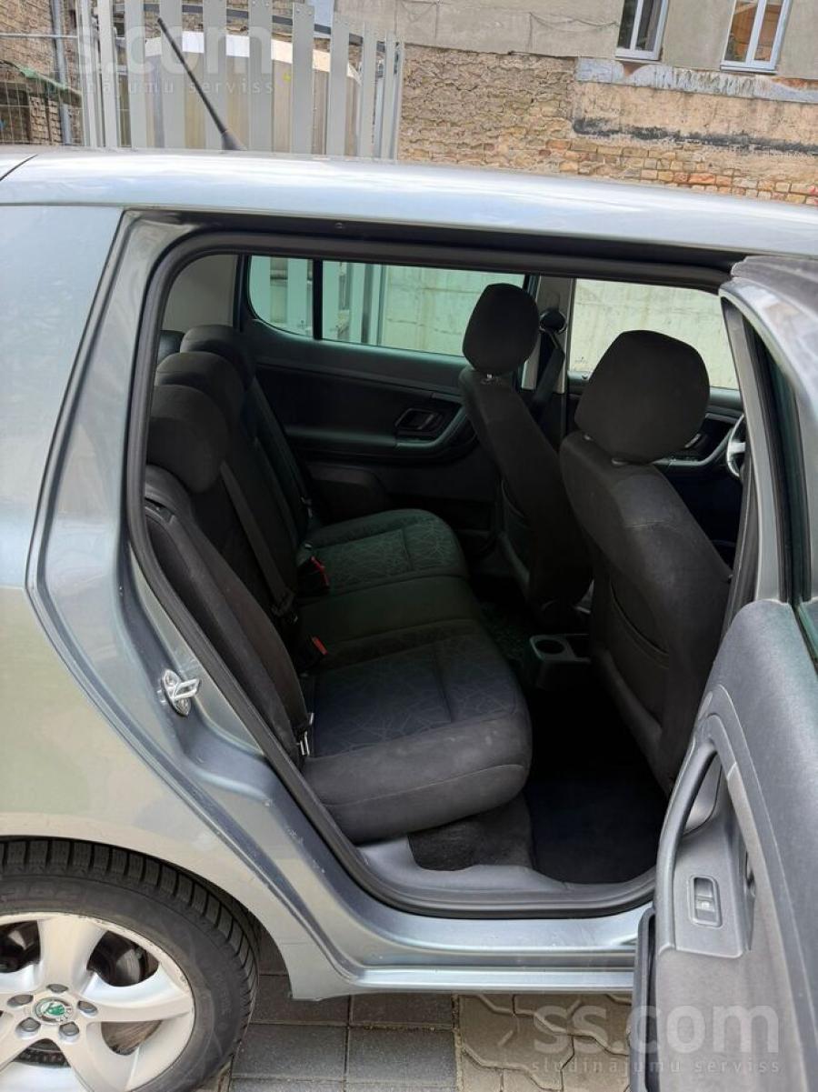 Grey Skoda Fabia 2012 in Riga, with an engine capacity of 1.60 L and mileage of 288 thousand km for 2300 €, photo 10 on AUTOMOTO.COM.LV