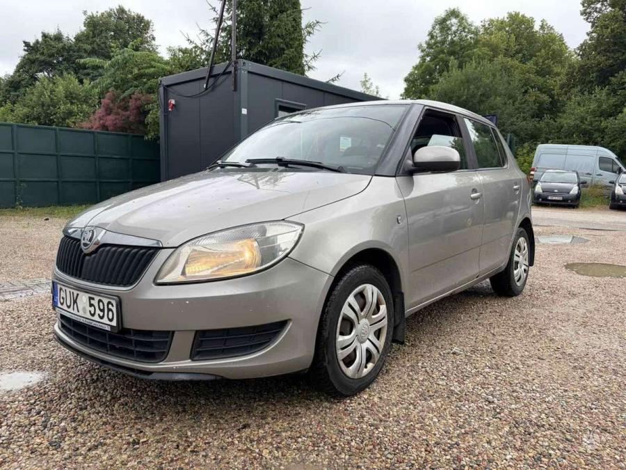 Pelēks Skoda Fabia 2013 Viļņa, ar dzinēja tilpumu 1.60 L un nobraukumu 338 tūkst. km par 950 €, foto 1 vietnē AUTOMOTO.COM.LV