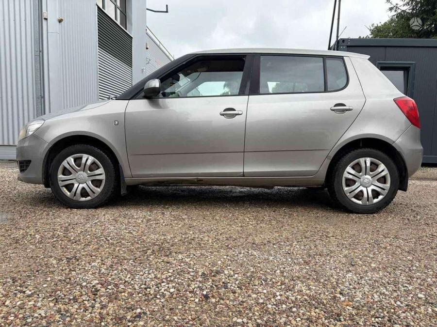 Pelēks Skoda Fabia 2013 Viļņa, ar dzinēja tilpumu 1.60 L un nobraukumu 338 tūkst. km par 950 €, foto 4 vietnē AUTOMOTO.COM.LV