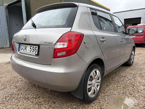 Pelēks Skoda Fabia 2013 Viļņa, ar dzinēja tilpumu 1.60 L un nobraukumu 338 tūkst. km par 950 €, foto 5 vietnē AUTOMOTO.COM.LV