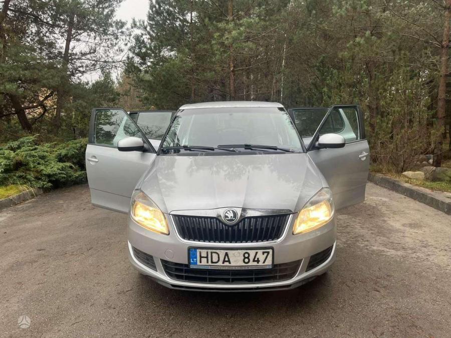 Grey Skoda Fabia 2014 in Vilnius, with an engine capacity of 1.60 L and mileage of 400 thousand km for 2700 €, photo 1 on AUTOMOTO.COM.LV