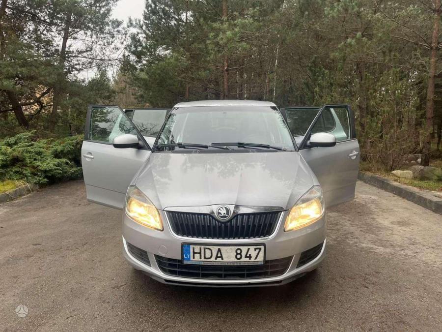 Grey Skoda Fabia 2014 in Vilnius, with an engine capacity of 1.60 L and mileage of 400 thousand km for 2700 €, photo 2 on AUTOMOTO.COM.LV