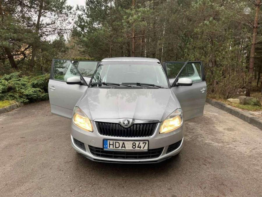 Grey Skoda Fabia 2014 in Vilnius, with an engine capacity of 1.60 L and mileage of 400 thousand km for 2700 €, photo 3 on AUTOMOTO.COM.LV